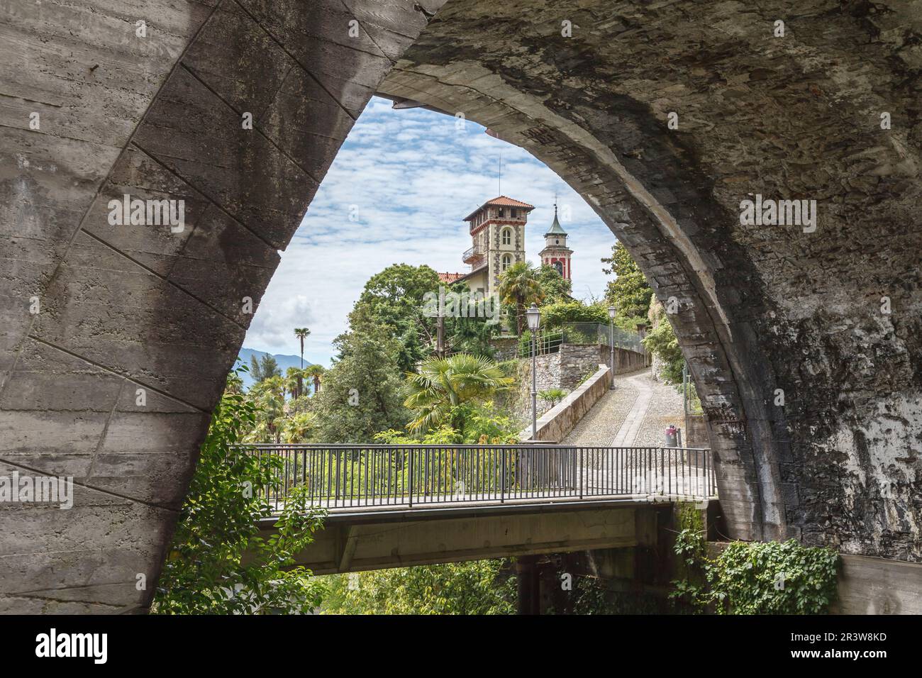Cannero Riviera, Cannero Riviera, BrÃ¼ckentor mit Kirche, Piemont ...