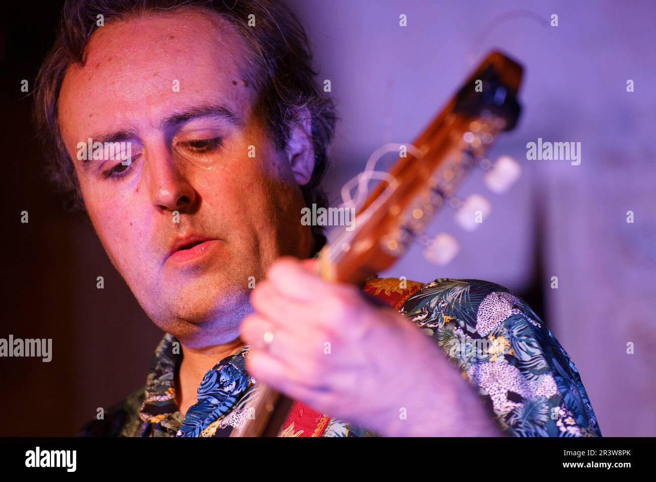 Singer songwriter performance hi-res stock photography and images - Alamy
