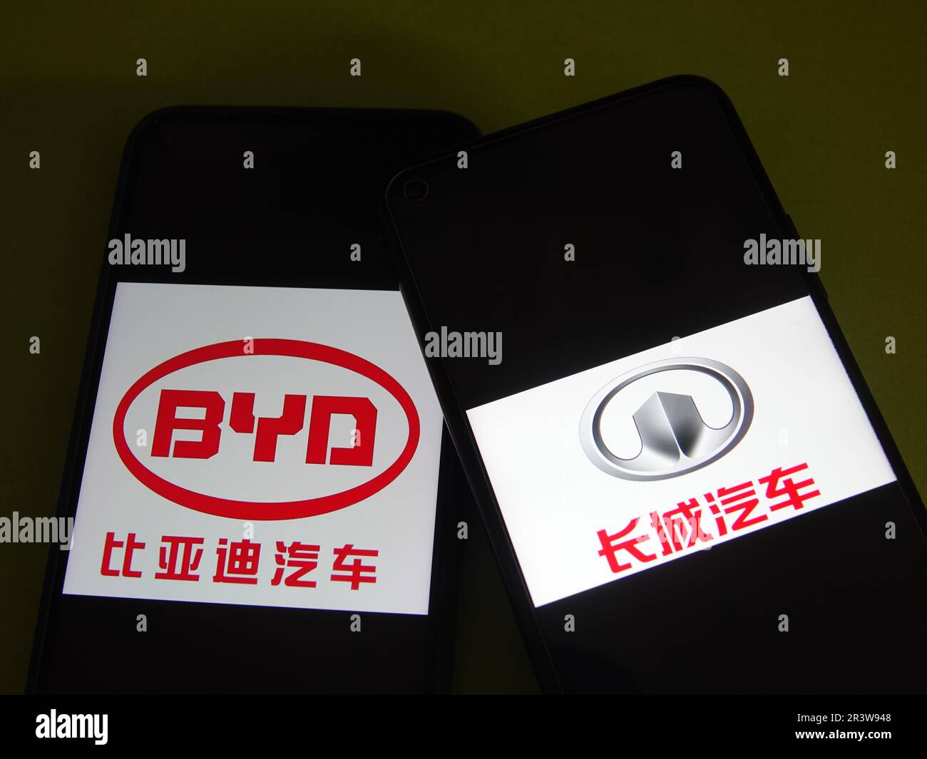 YICHANG, CHINA - MAY 25, 2023 - A shareholder displays the stock prices ...