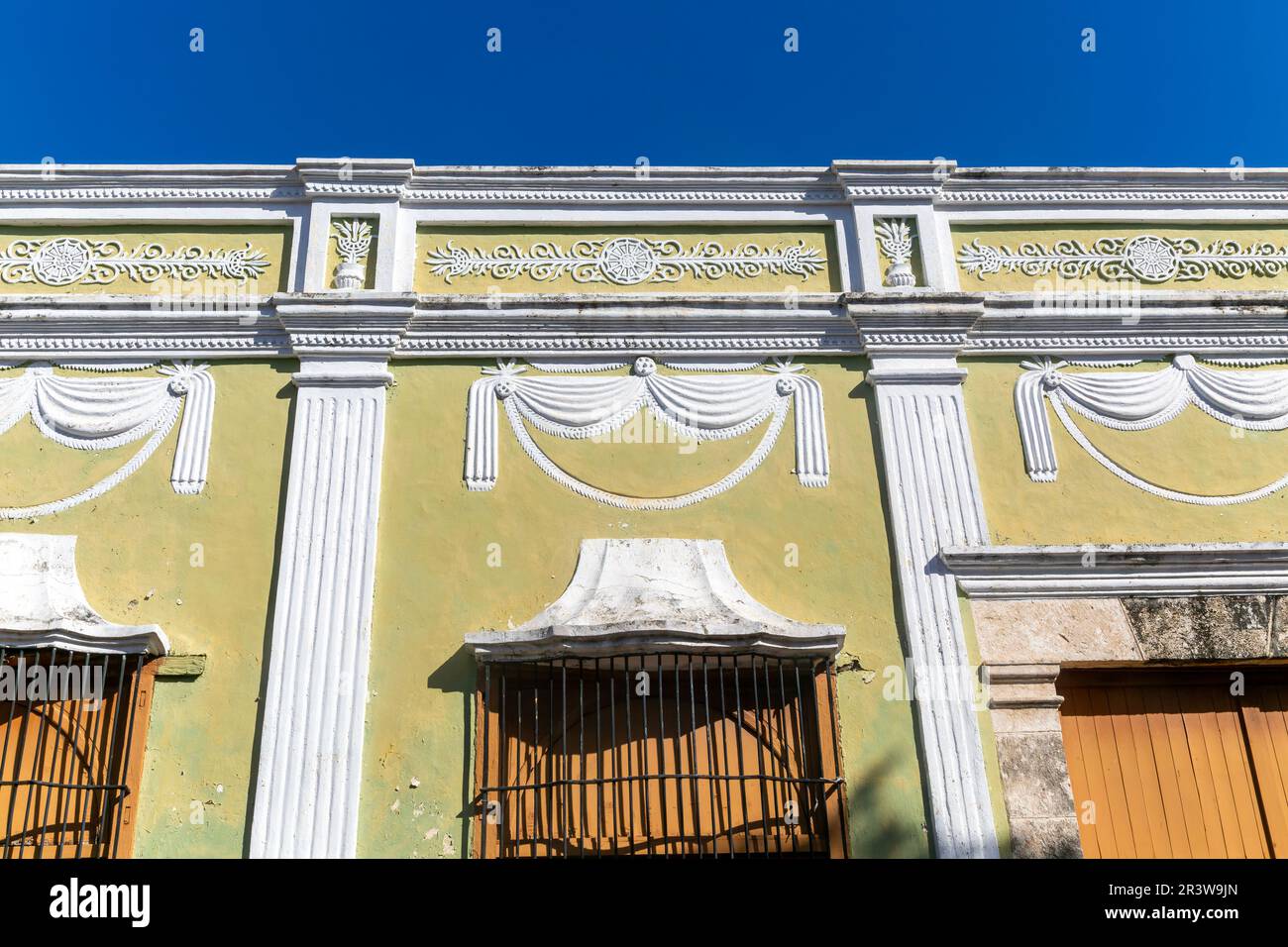 Detail of Spanish colonial architecture on historic building, Campeche ...