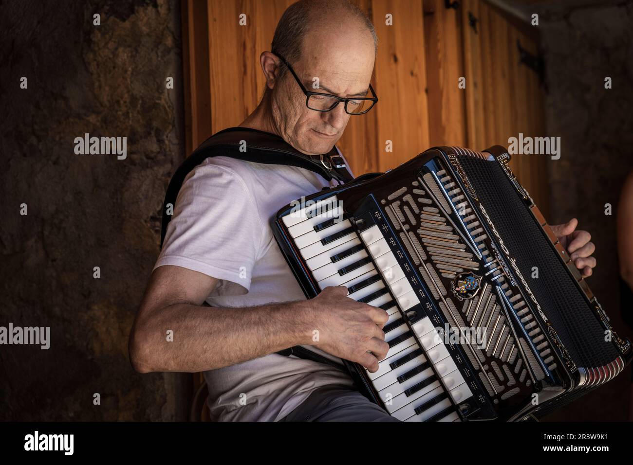 Accordionist hi-res stock photography and images - Alamy