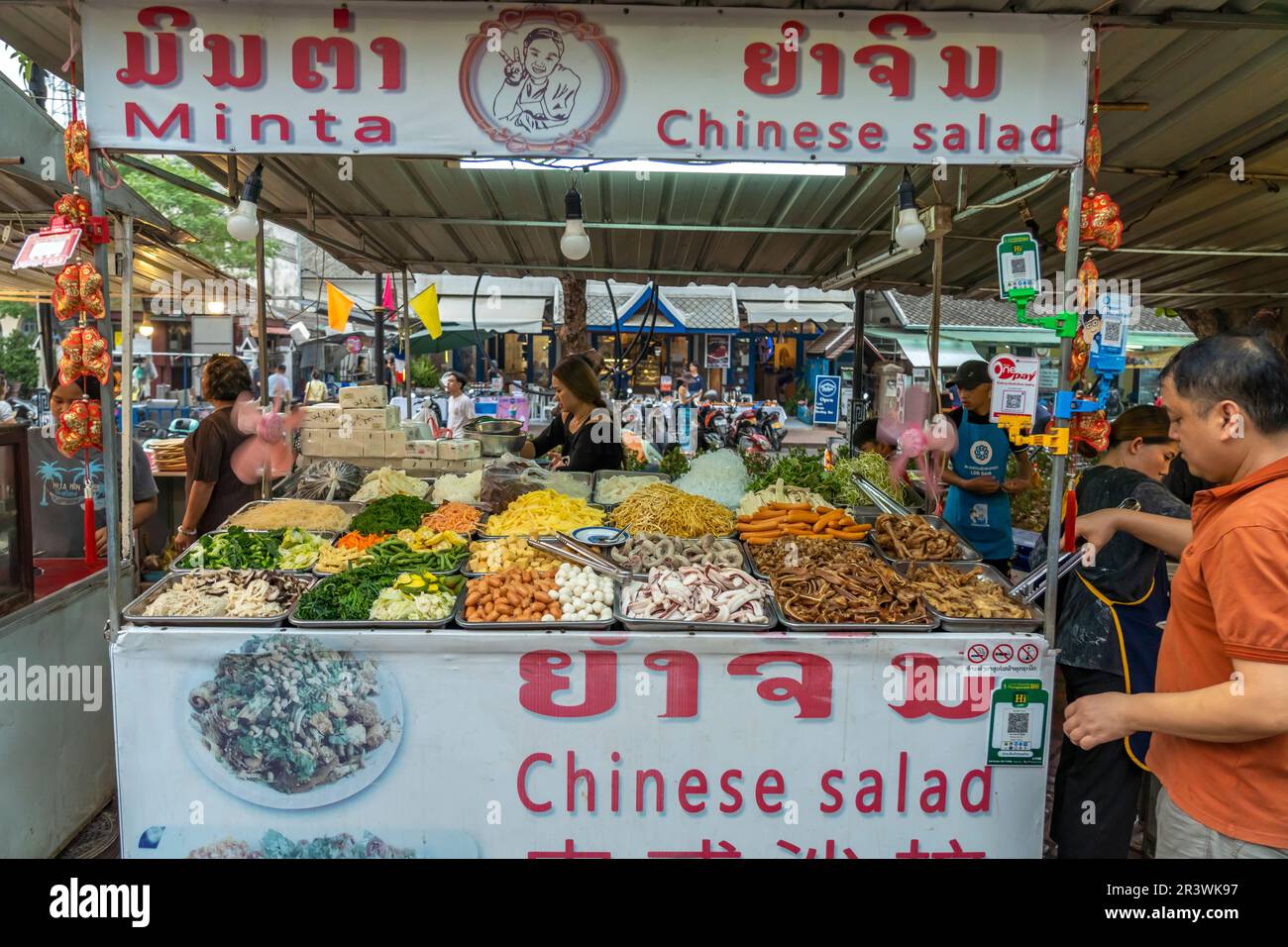 Buffet mit chinesischem Salat auf dem Nachtmarkt in Luang Prabang, Laos ...
