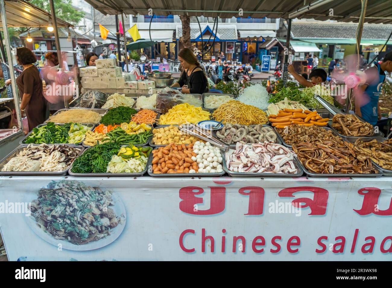 Buffet mit chinesischem Salat auf dem Nachtmarkt in Luang Prabang, Laos ...
