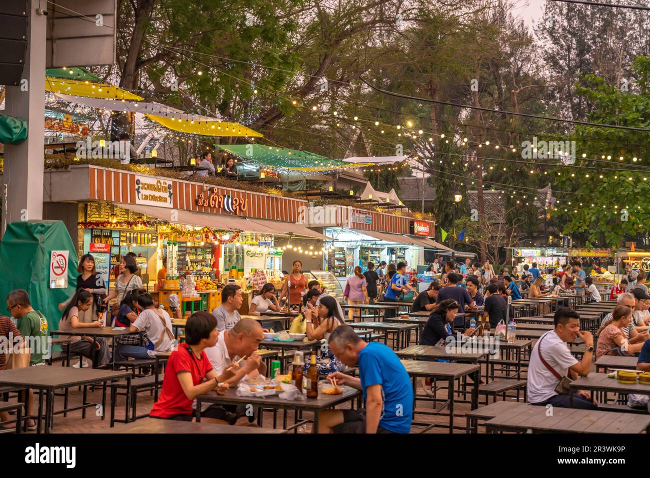 Esstische auf dem Nachtmarkt in Luang Prabang, Laos, Asien | lively food area of the night ...