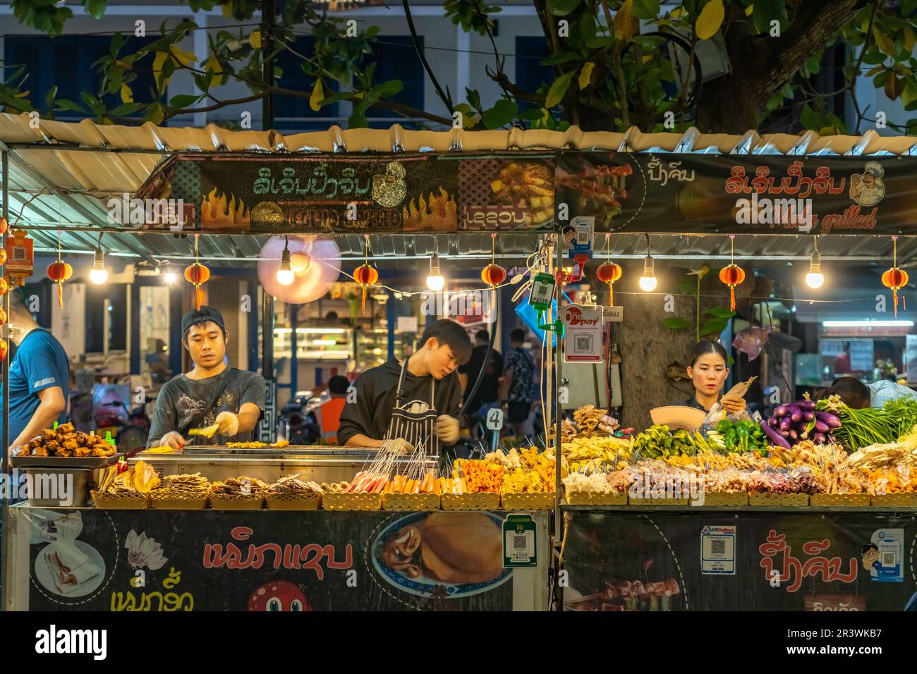 Street food Büffet auf dem Nachtmarkt in Luang Prabang, Laos, Asien ...