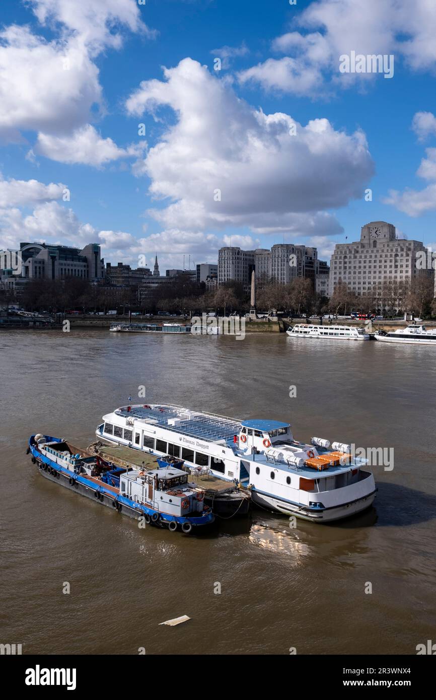 Inhabited barges hi-res stock photography and images - Alamy