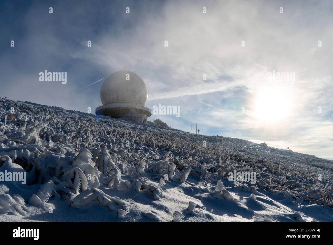 White radome hi-res stock photography and images - Alamy