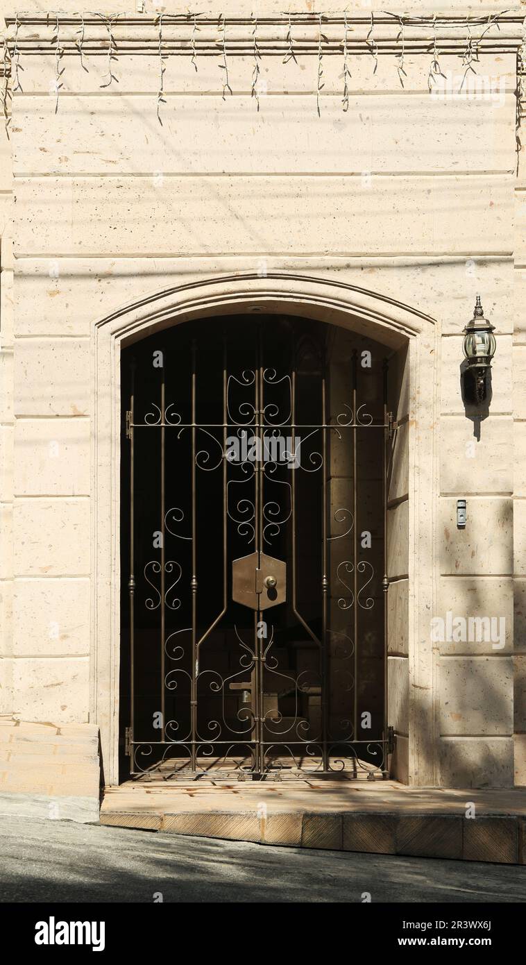 Old black gates hi-res stock photography and images - Alamy
