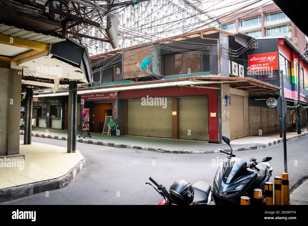 A view of the little road that connects the two soi's (street) that ...