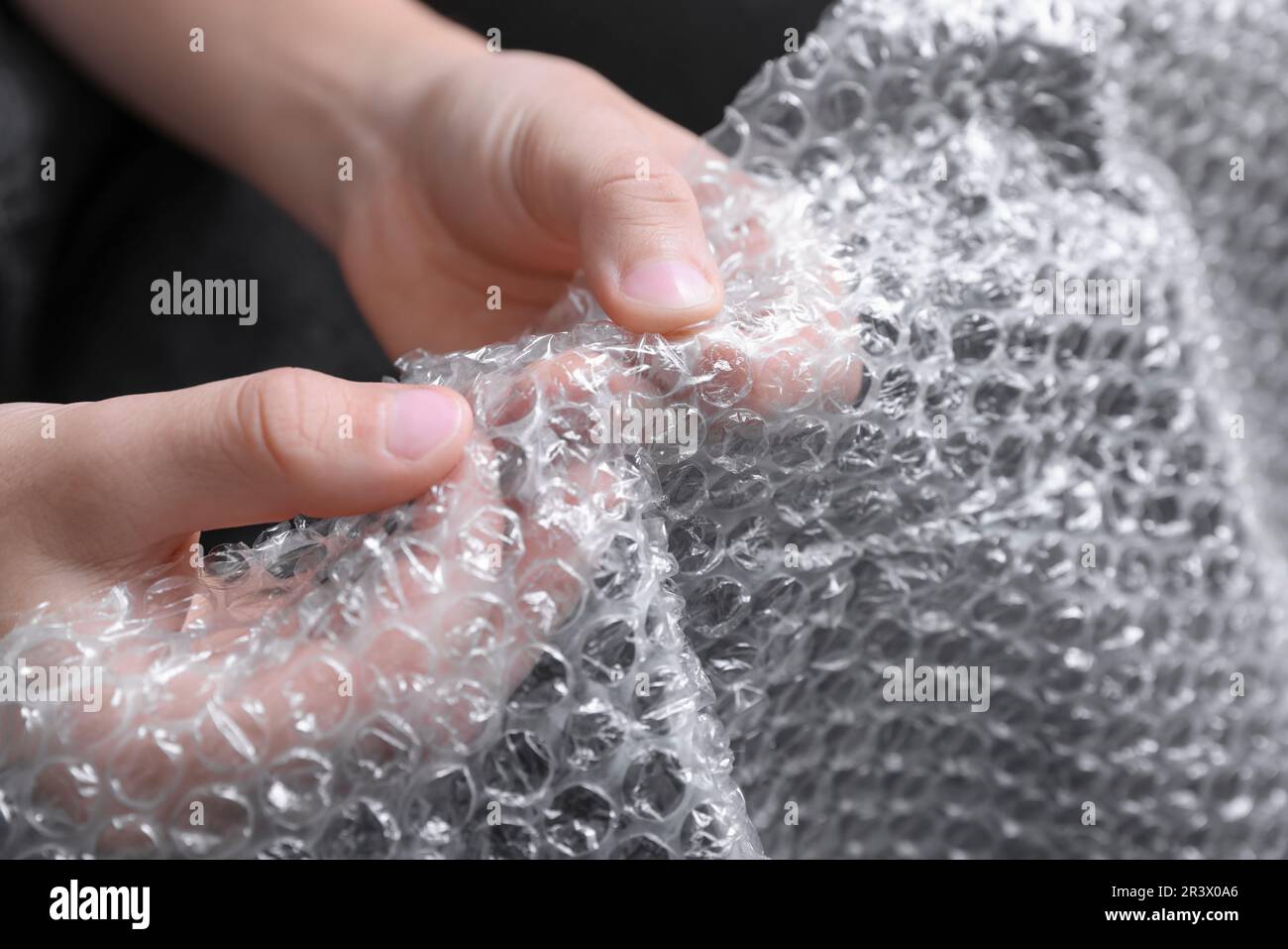 Child bubble wrap hi-res stock photography and images - Alamy