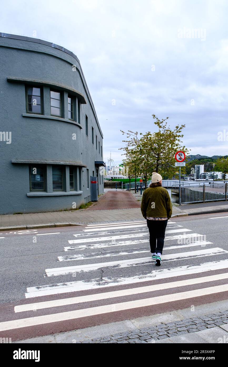 Old man crossing road old hi-res stock photography and images - Alamy