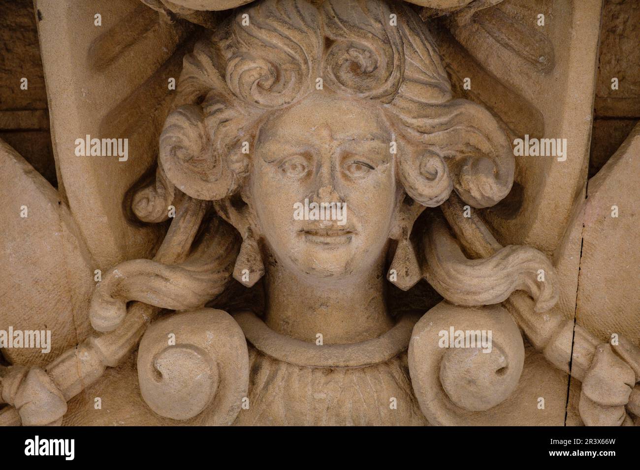 rostro femenino esculpido sobre la linde del portal enmarcado por ...