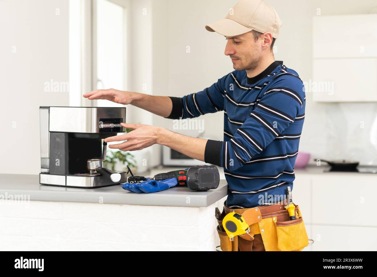 Repairs the coffee machine hi-res stock photography and images - Alamy