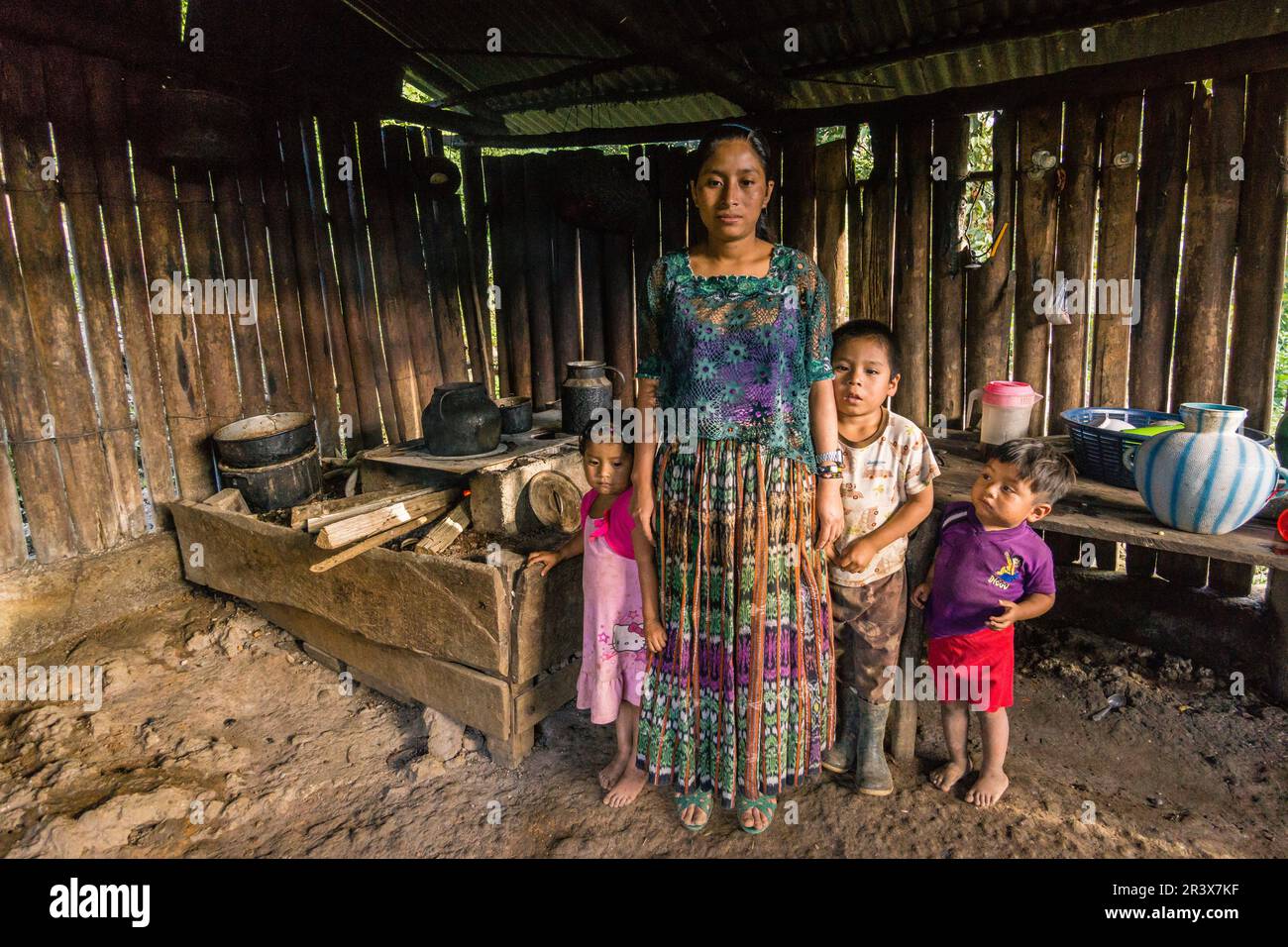 mujer Quiché y sus hijos, aldea Sanuch, Lancetillo, La Parroquia, zona ...