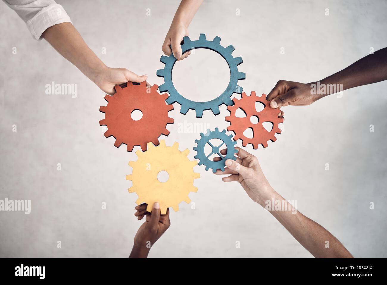 Teamwork gear hand puzzle hi-res stock photography and images - Alamy
