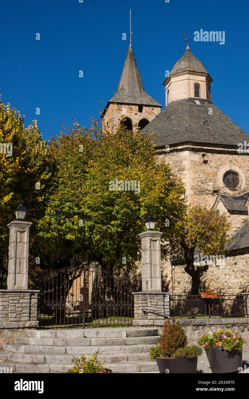 campanario de construcción gótica, alrededore del siglo XIV, iglesia ...