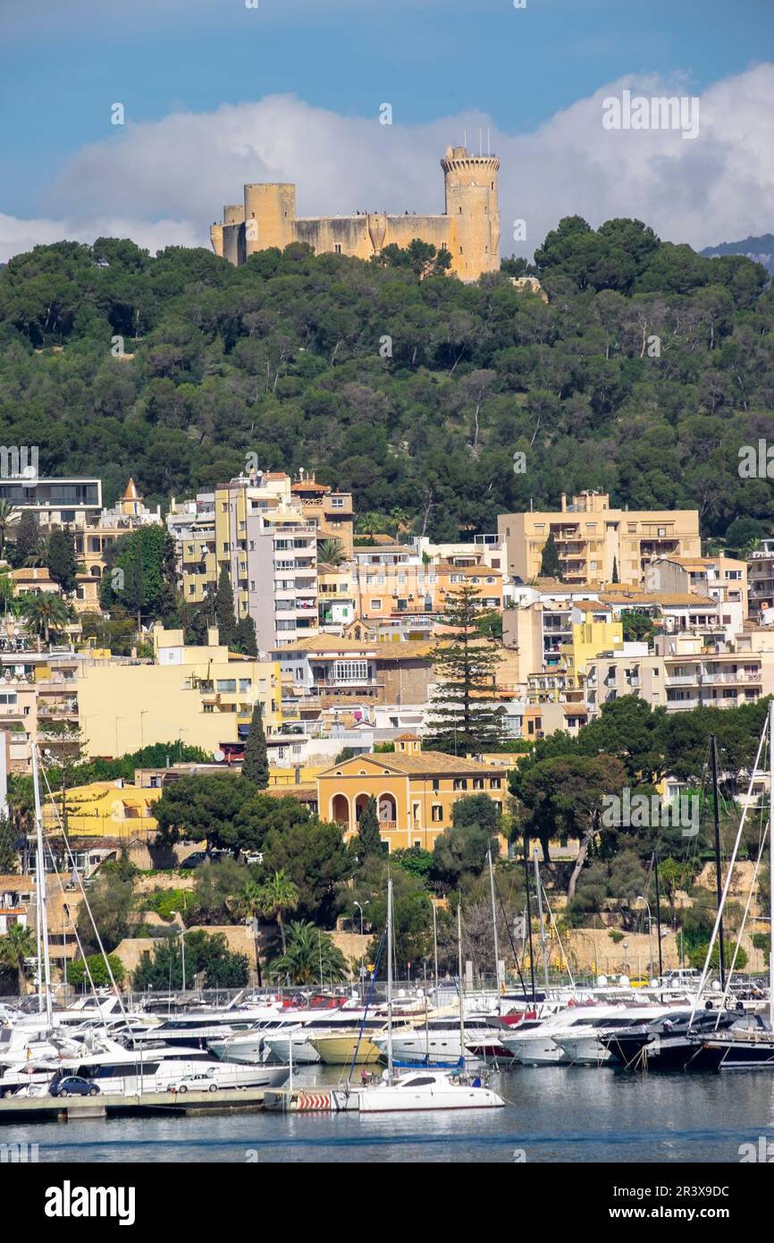 castillo de Bellver sobre el barrio del Terreno, Mallorca, balearic ...