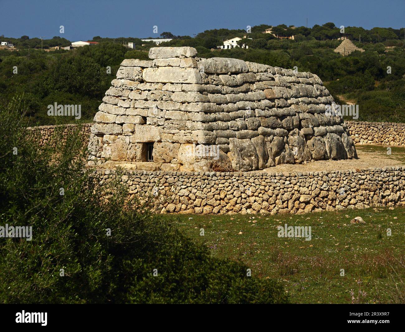 Naveta des Tudons,monumento funerario colectivo (1000 a.c.). Ciutadella ...