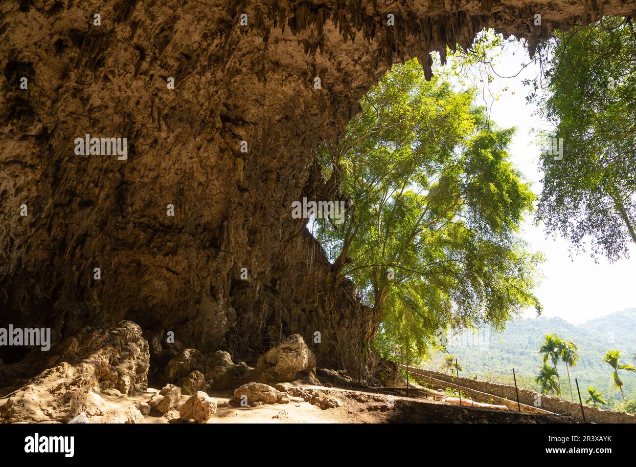 Hobbit cave hi-res stock photography and images - Alamy