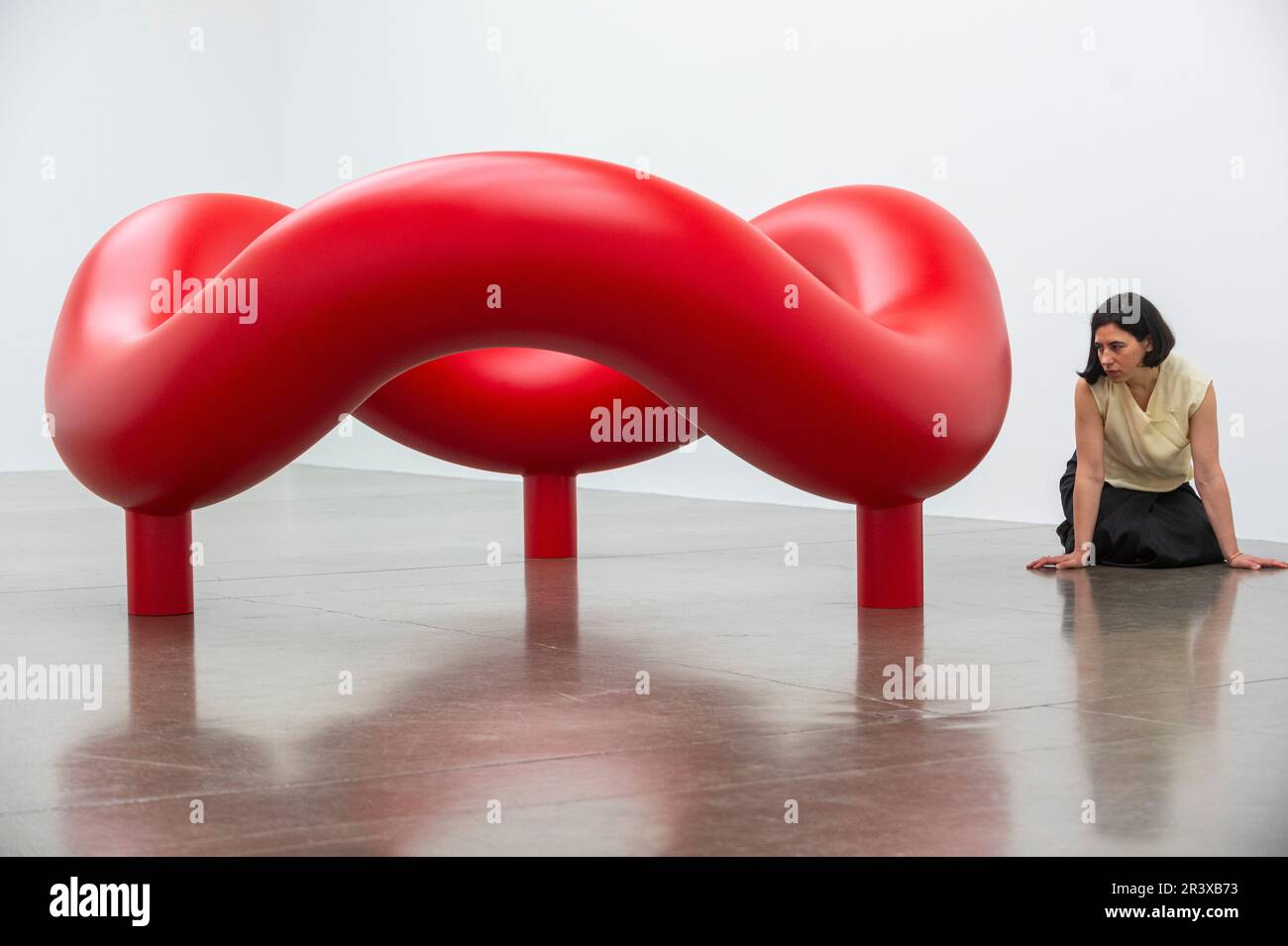 London, UK. 25 May 2023. A staff member with ‘Play Sculpture’, c 1965 ...
