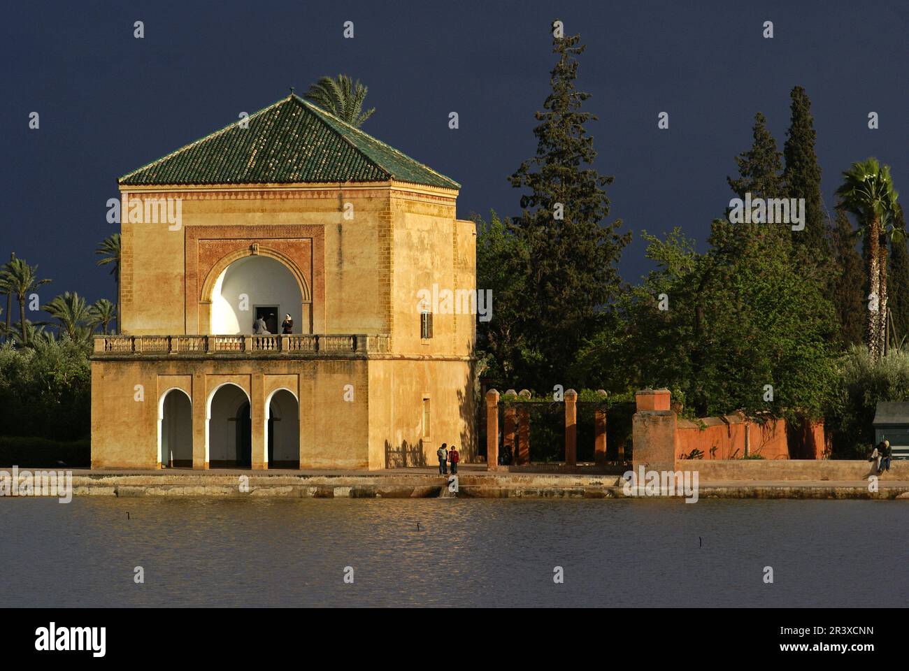 Estanque y pabellon del jardin de la Menara.Cerca del aeropuerto ...
