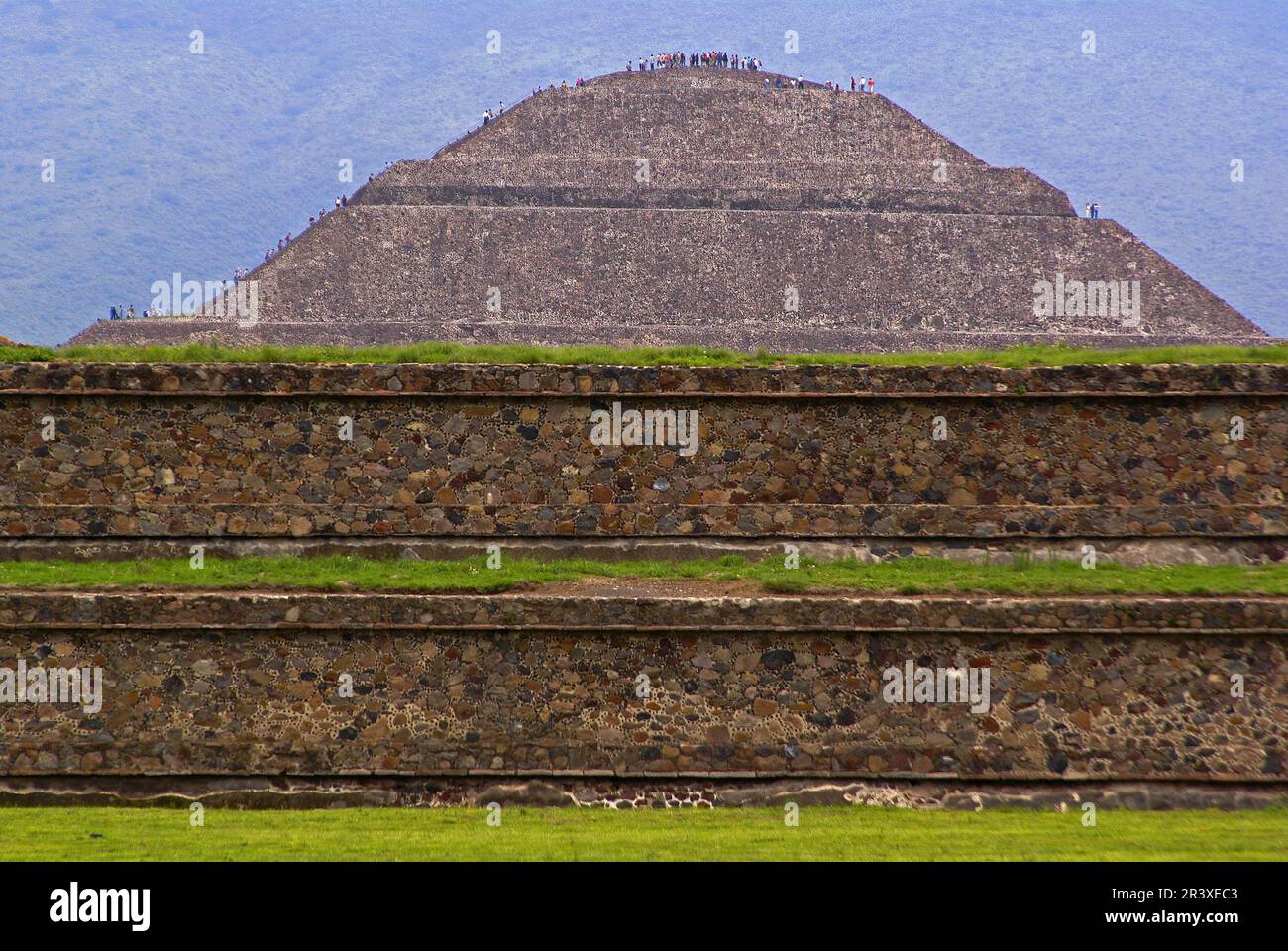 Piramide del Sol (s.I). Calzada de los muertos.Teotihuacan. Estado de ...
