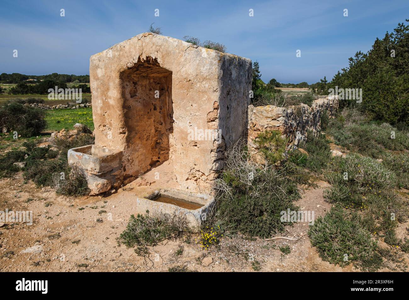 Well cistern hi-res stock photography and images - Alamy
