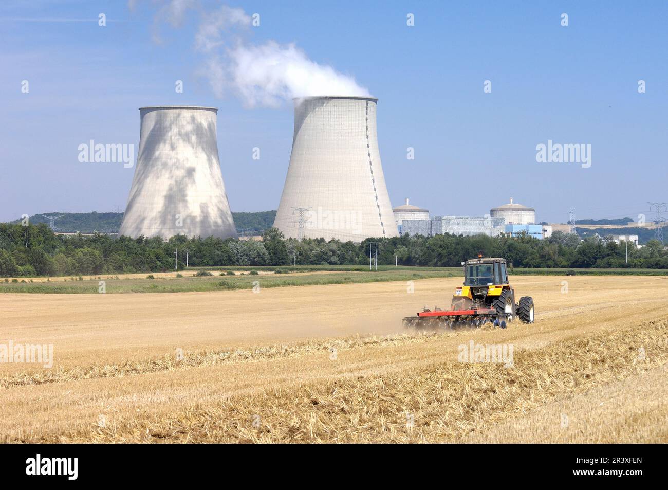 Farming near the EDF power plant of Nogent-sur-Seine (central northern ...