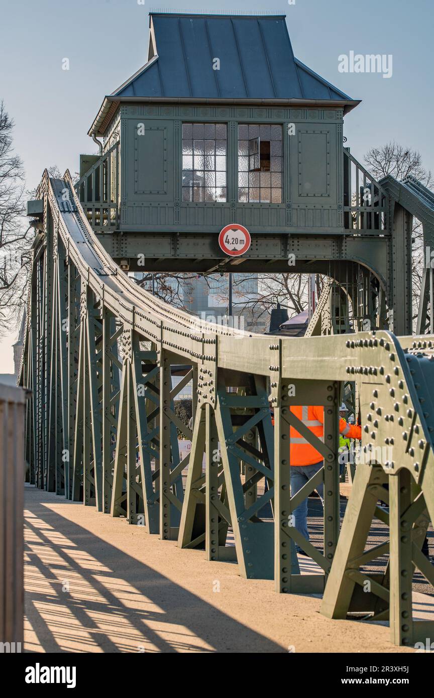 Old bridge keepers house hi-res stock photography and images - Alamy