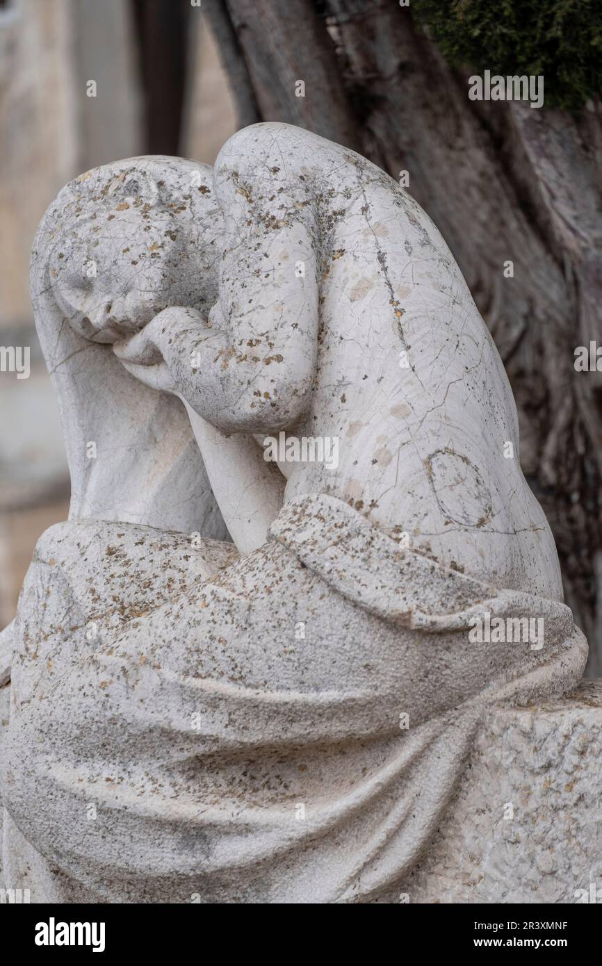 Female at funeral hi-res stock photography and images - Alamy