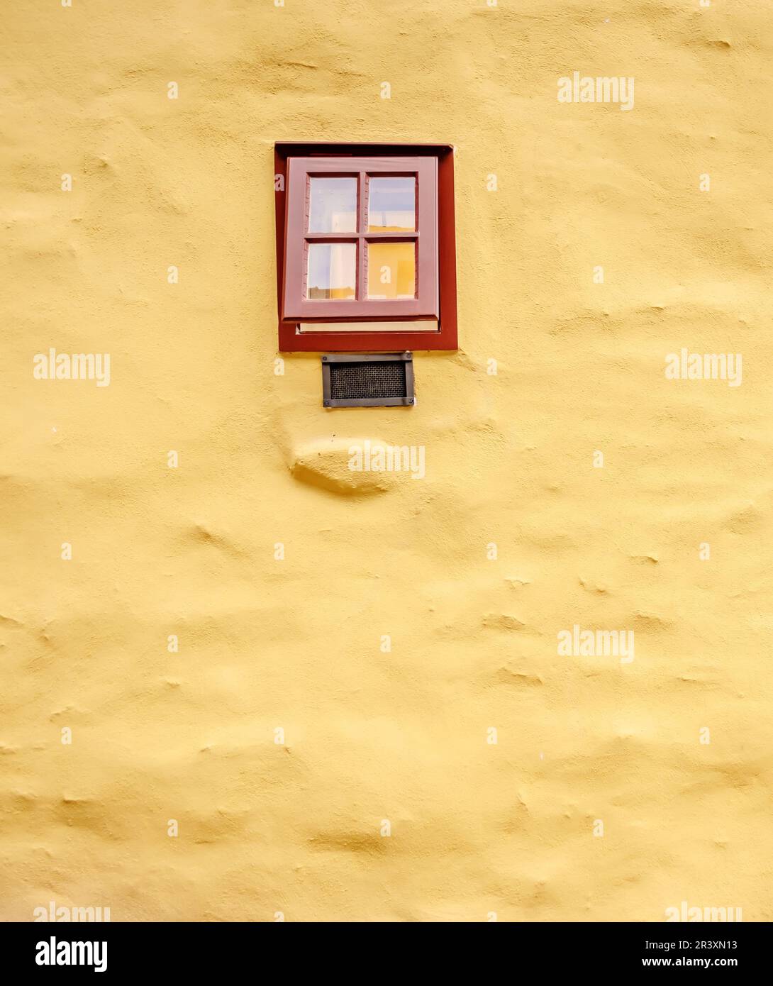 Big wall small window hi-res stock photography and images - Alamy