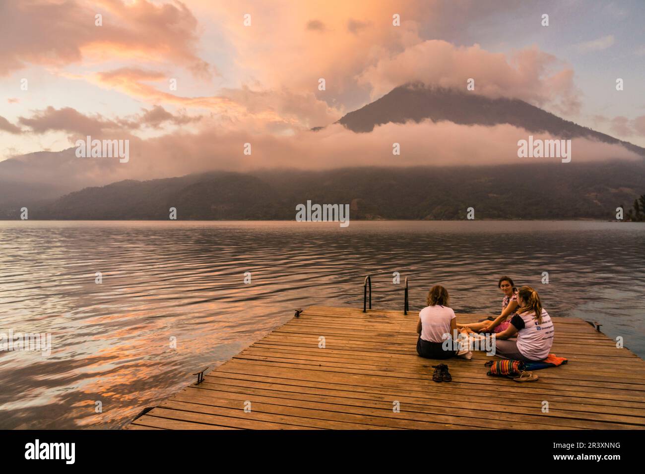 lago Atitlán y volcan San Pedro, Santiago Atitlan, departamento de ...