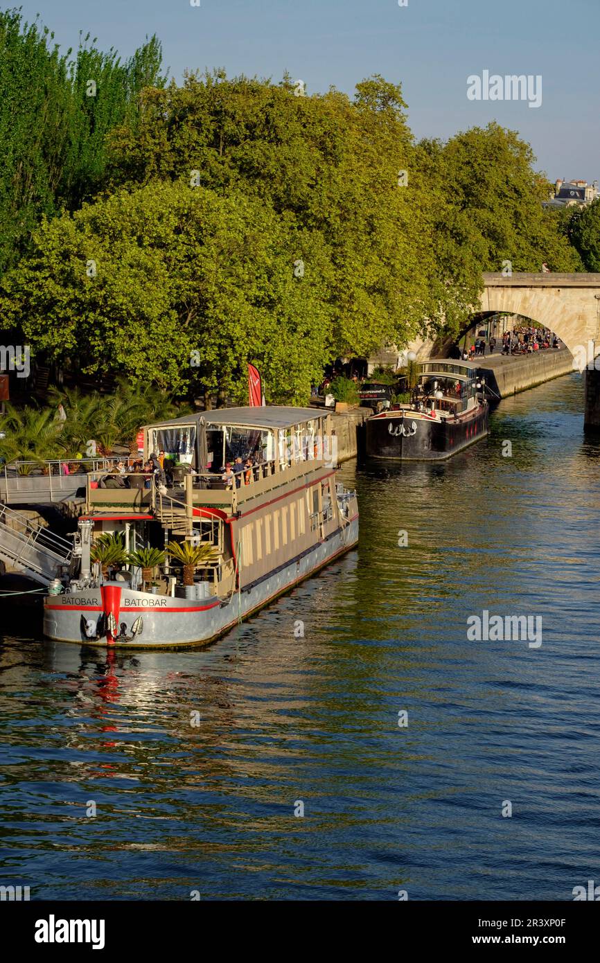 Isla en paris hi-res stock photography and images - Alamy