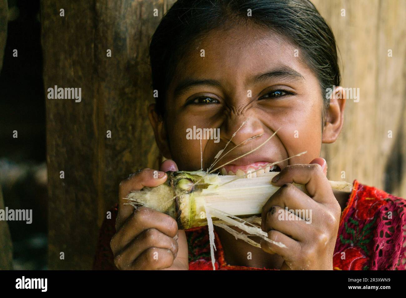 Niña riendo hi-res stock photography and images - Alamy