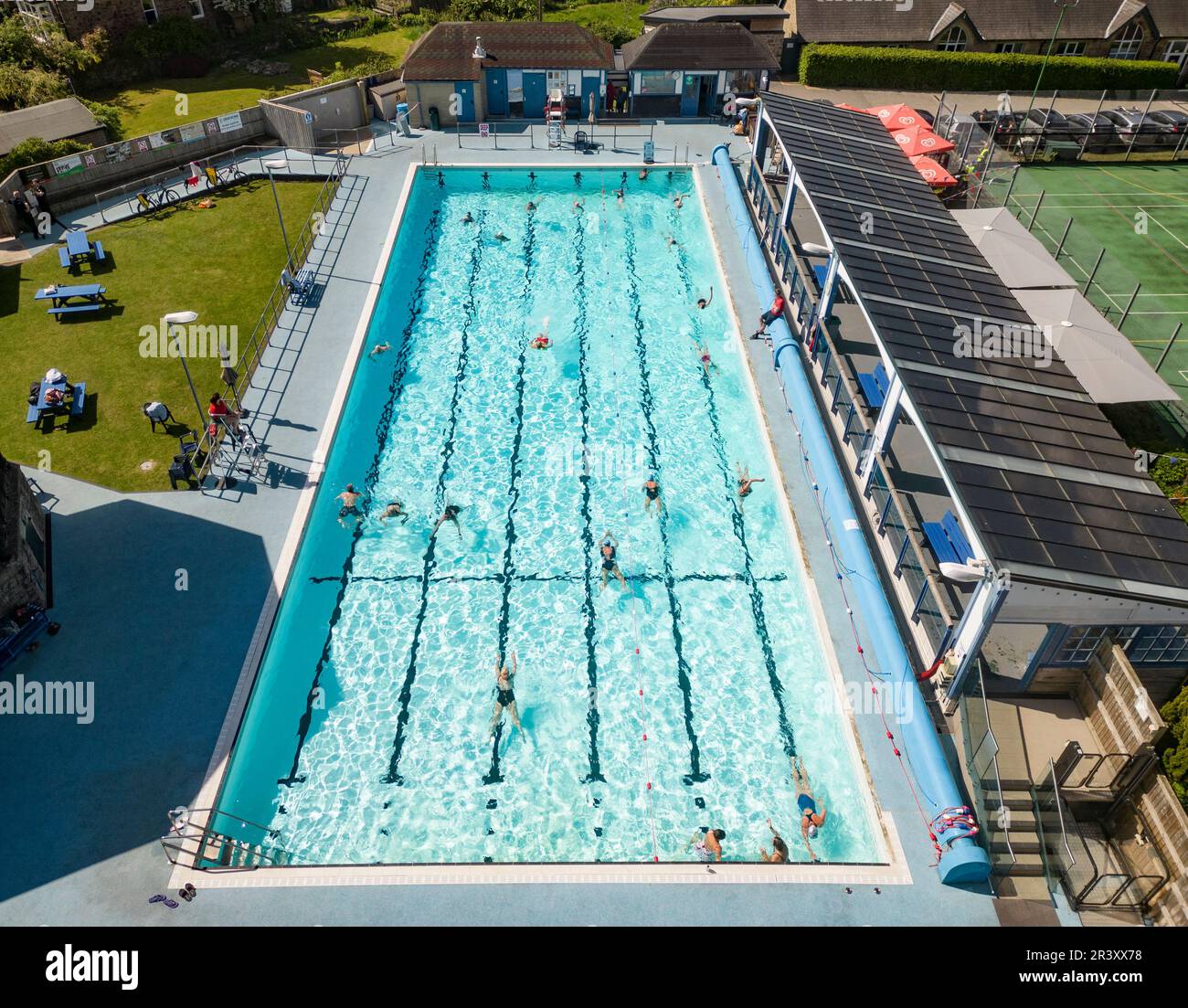 Hathersage outdoor swimming pool hi-res stock photography and images ...