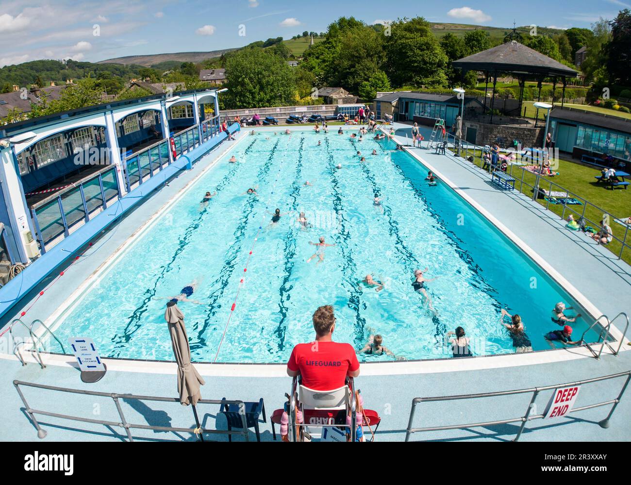 Hathersage outdoor swimming pool hi-res stock photography and images ...
