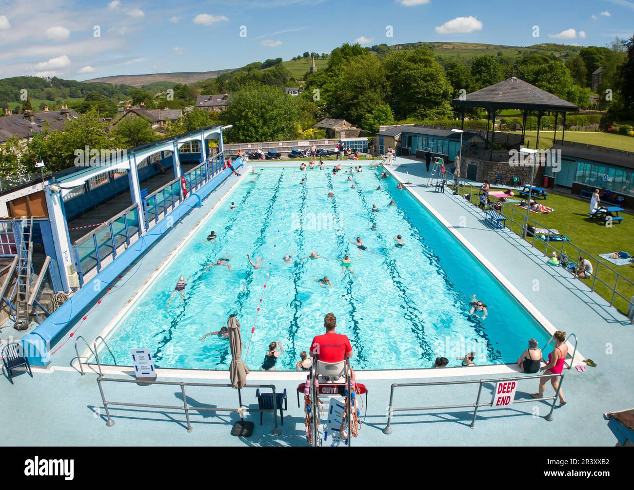 Hathersage outdoor swimming pool hi-res stock photography and images ...