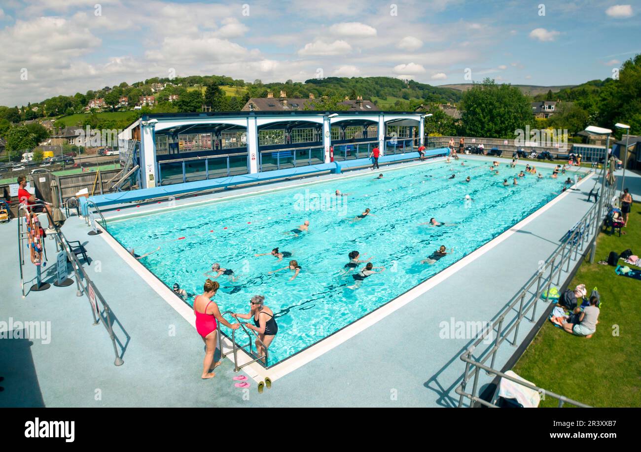 Hathersage outdoor swimming pool hi-res stock photography and images ...