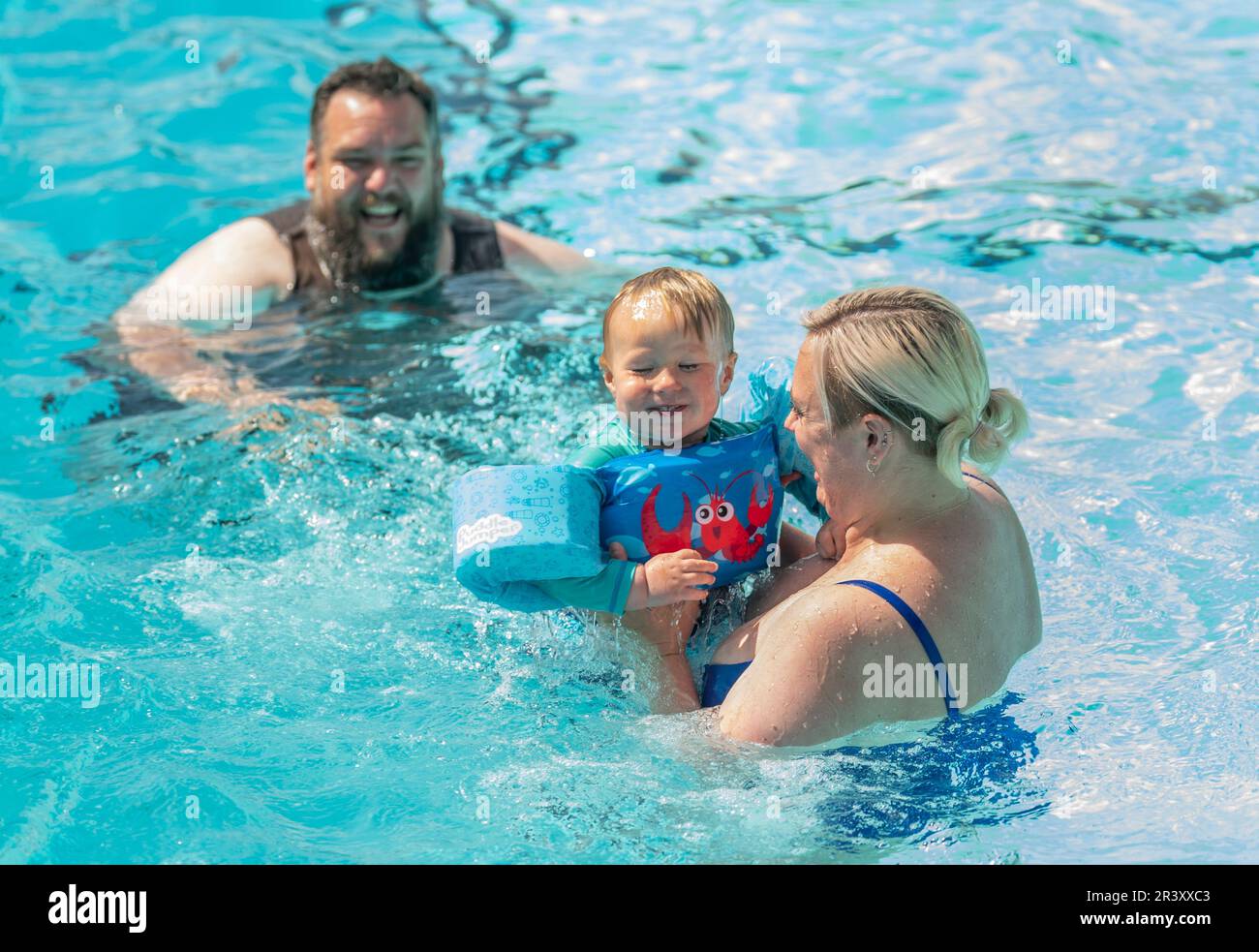 Hathersage outdoor swimming pool hi-res stock photography and images ...