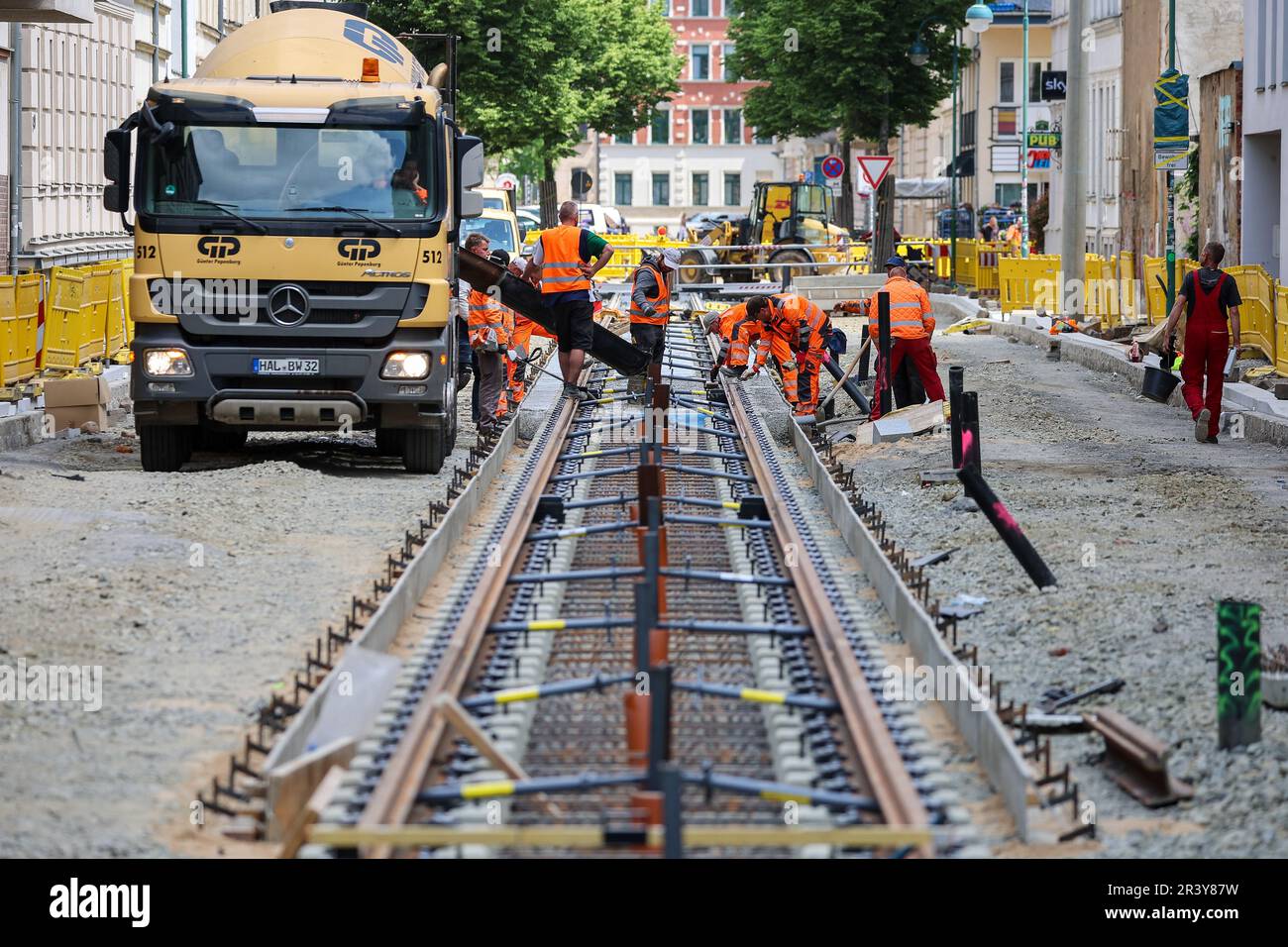 25 May 2023, Saxony, Leipzig: A concrete mixer delivers the concrete ...