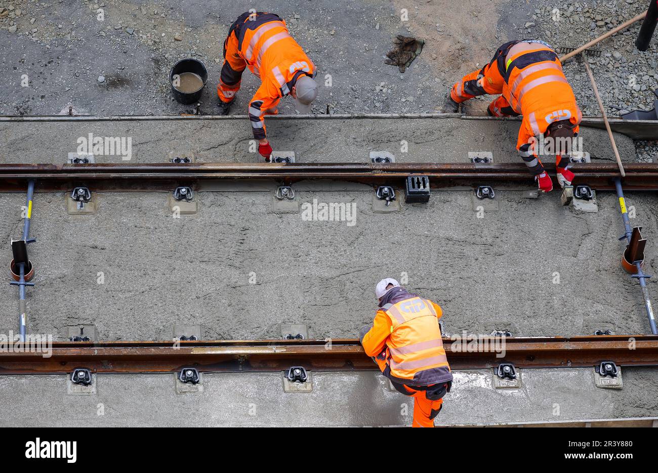25 May 2023, Saxony, Leipzig: Construction workers work on fresh ...