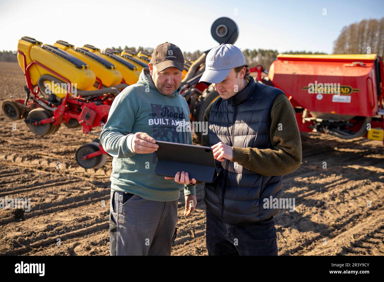 Meyenburg, Deutschland. 19th Apr, 2023. Maize sowing precision seeder ...