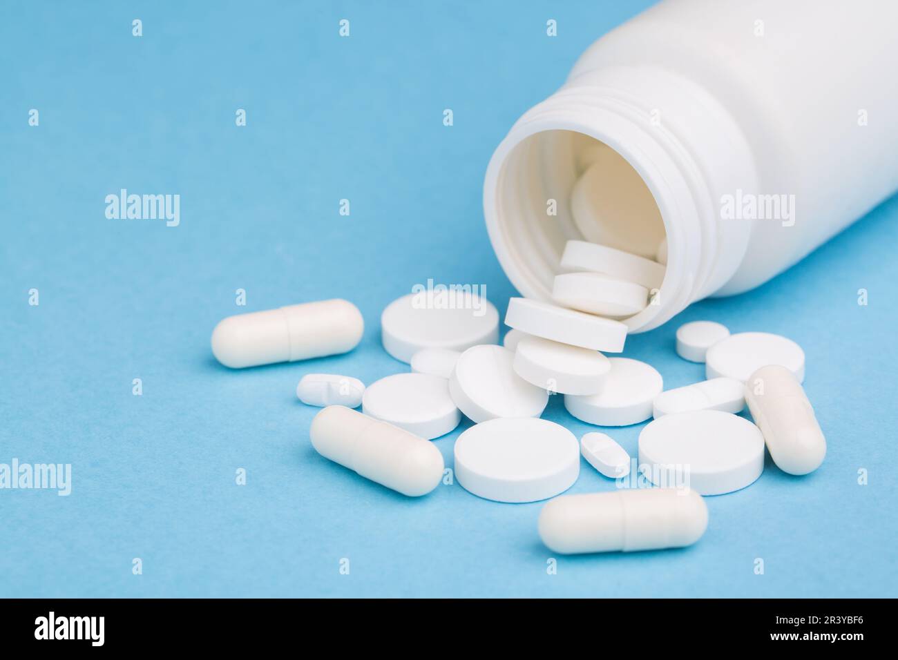 White medical tablets hi-res stock photography and images - Alamy