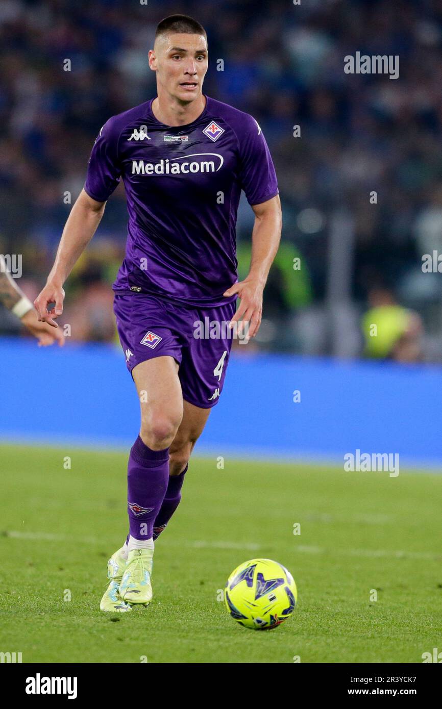 Fiorentina's Serbian defender Nikola Milenkovic controls the ball ...
