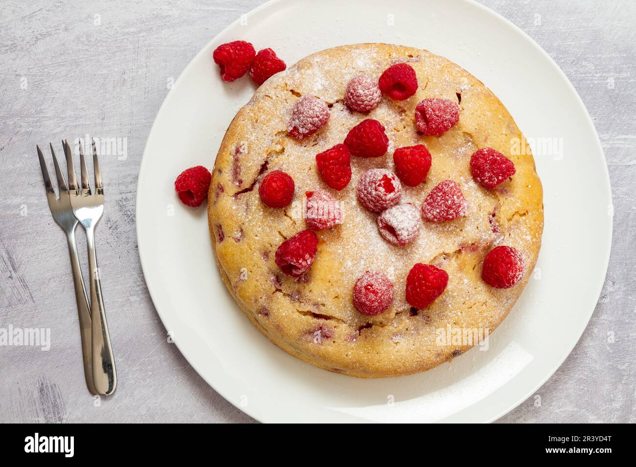 raspberry cake from above with forks Stock Photo - Alamy