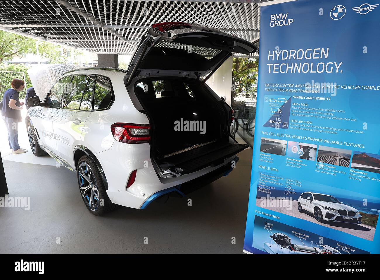 Bmw ix5 hydrogen hi-res stock photography and images - Alamy