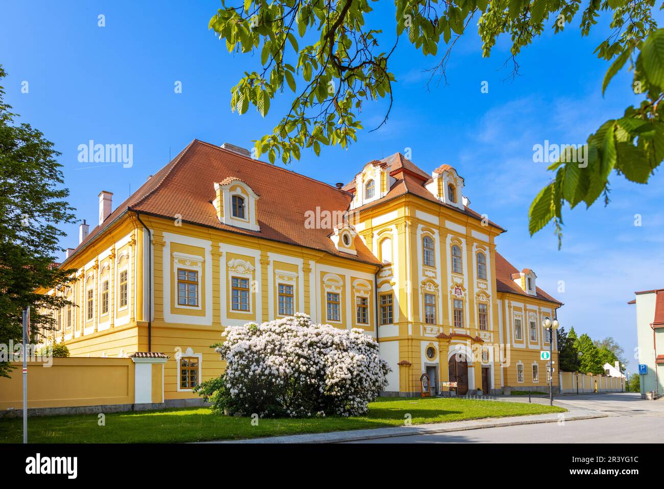 Barokní zámek - bývalý klášter, Borovany u Českých Budějovic, Jižní ...