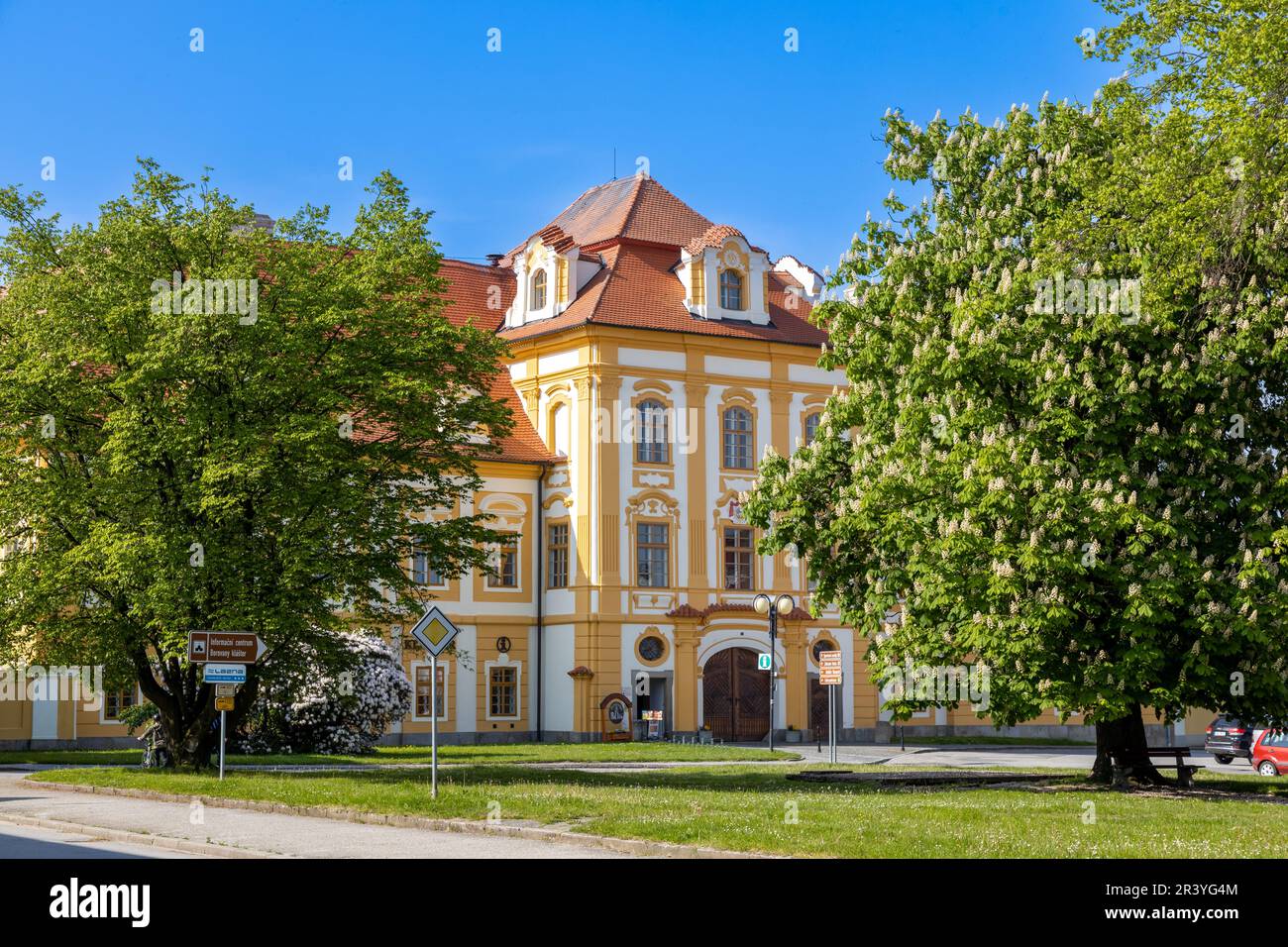 Barokní zámek - bývalý klášter, Borovany u Českých Budějovic, Jižní ...