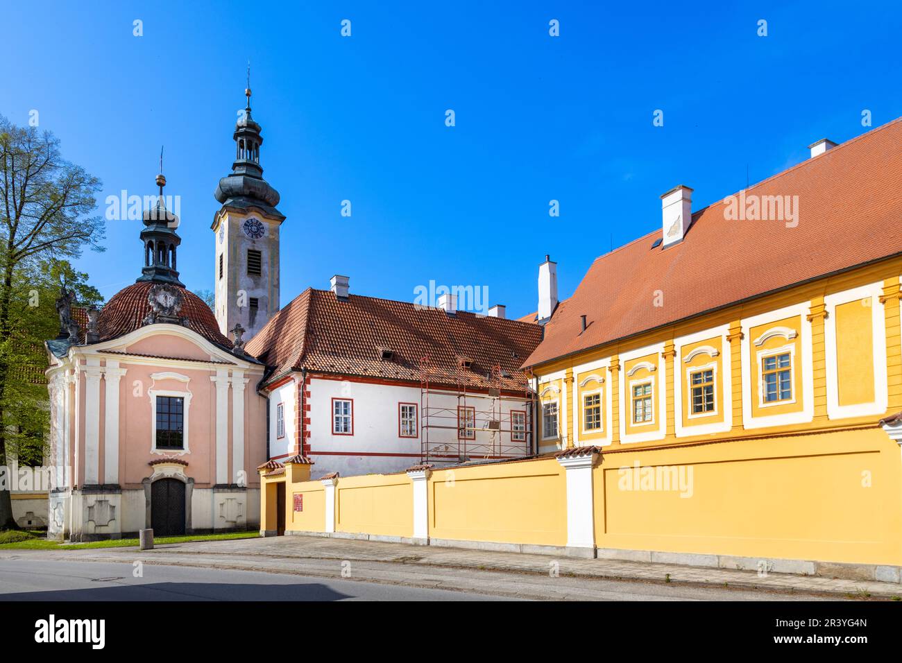 Barokní zámek - bývalý klášter, Borovany u Českých Budějovic, Jižní ...