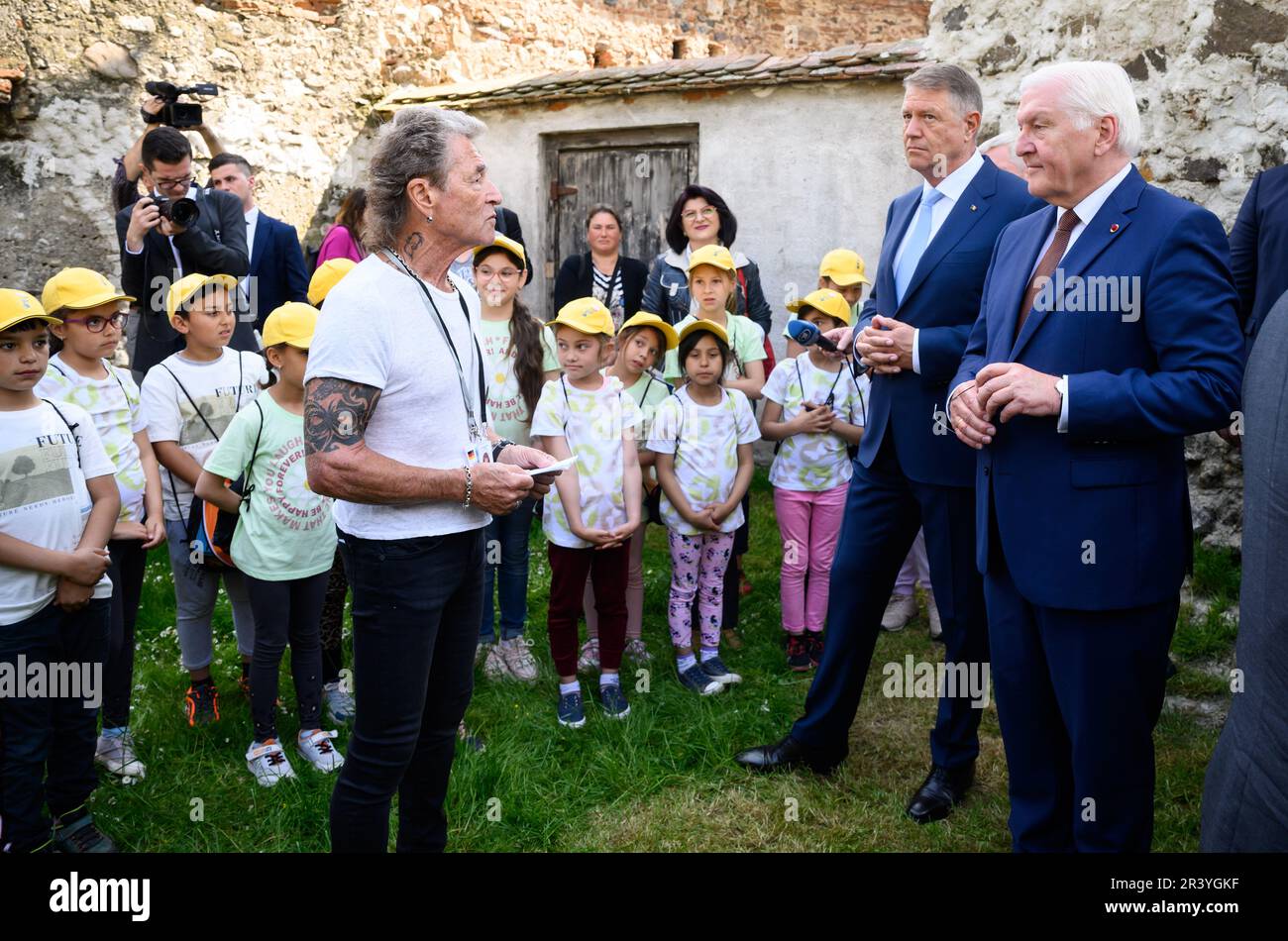 25 May 2023, Romania, Hermannstadt (sibiu): Peter Maffay informs German ...